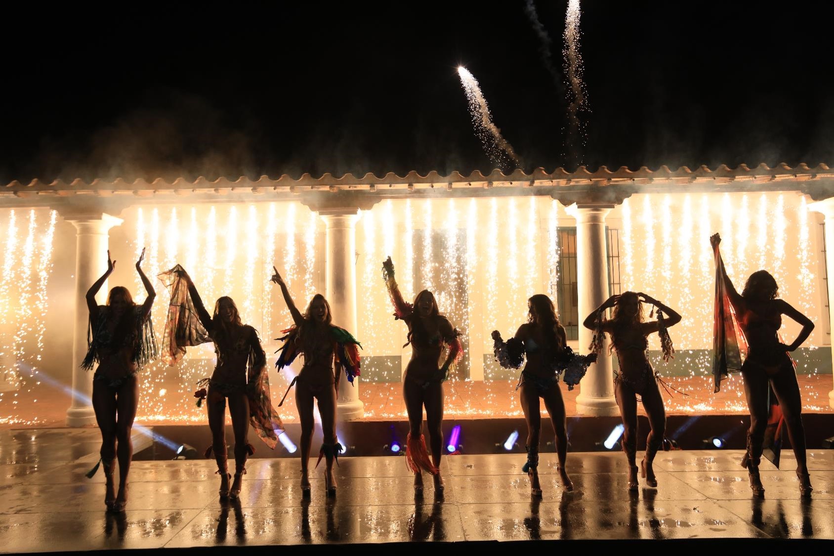 El Show Comenzó Con Unas Impactantes Imágenes De Luces Y Siluetas De
