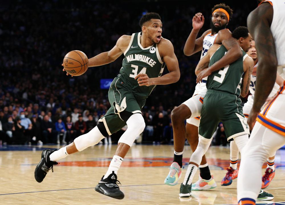 AP | Antetokounmpo salió del protocolo pero no es segura su presencia