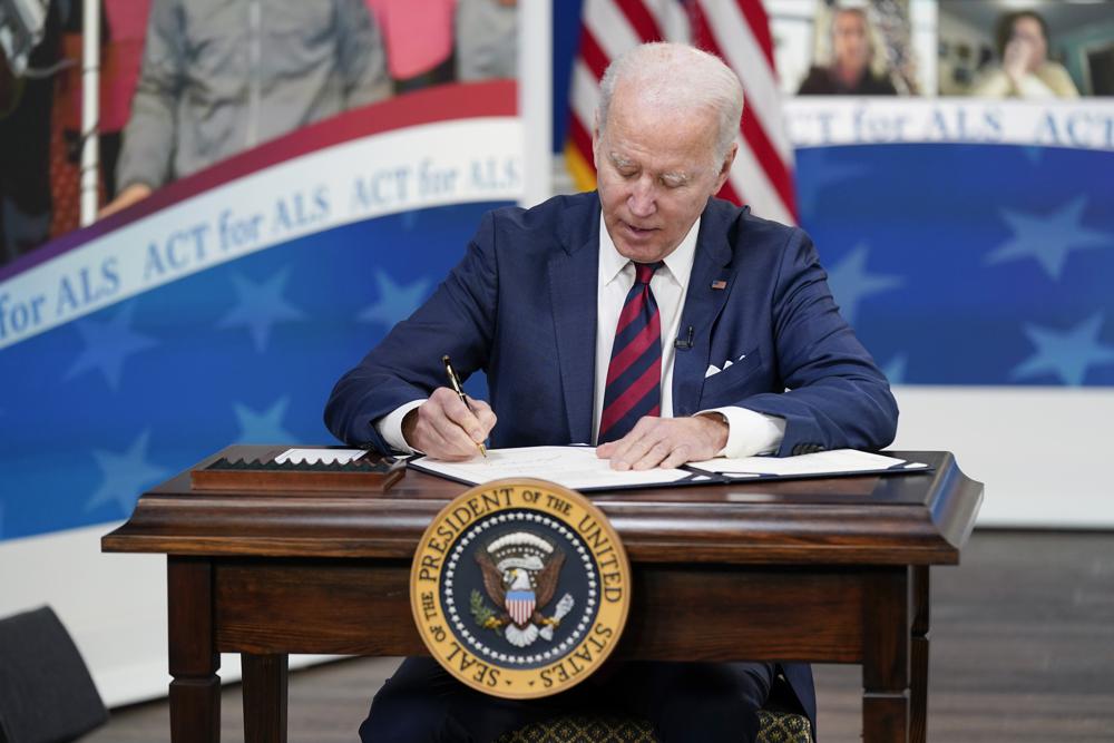 biden-firma-orden.jpeg