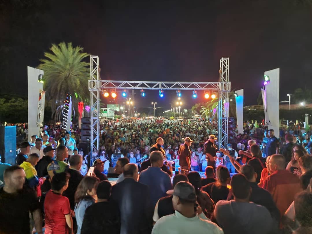 They carried out Christmas lighting in the CVG Monument Square (+photos ...