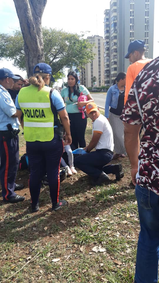 El conductor del carro volcado y una niña sufrieron lesiones en el ...