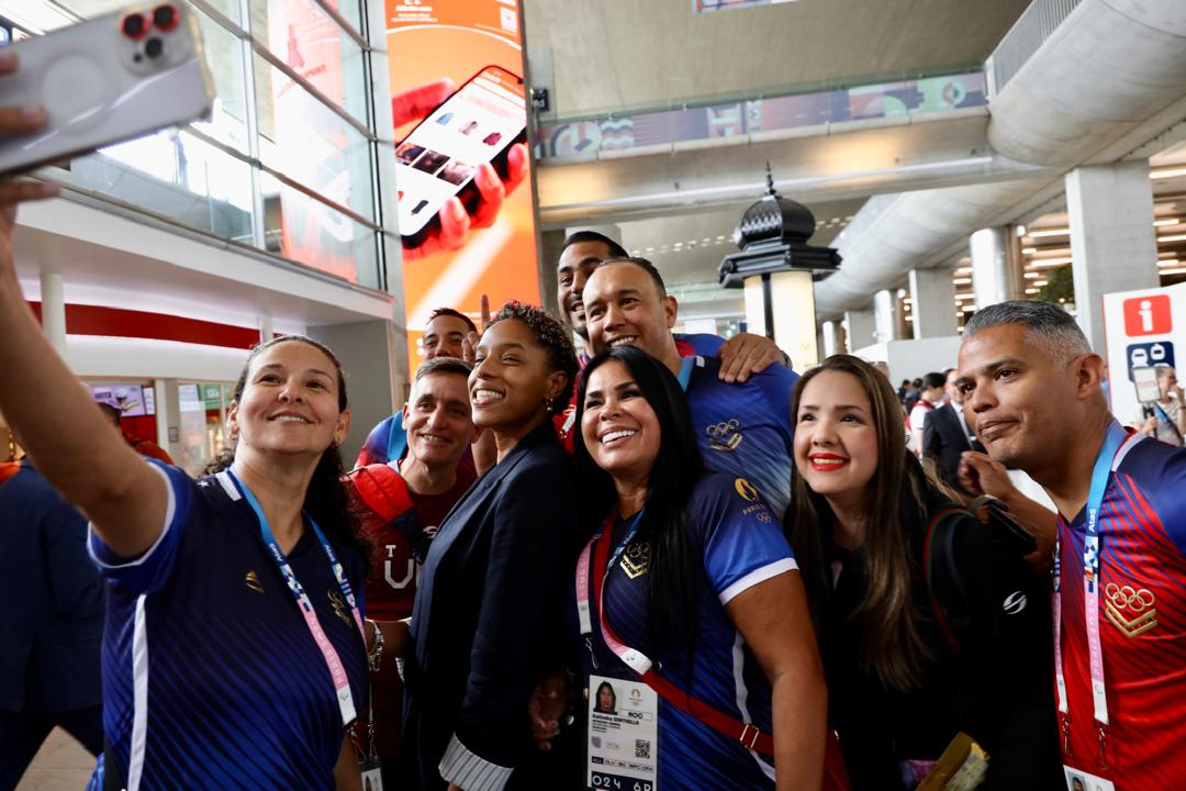 Selfie-de-Yulimar-Rojas-con-Delegacion-Venezuela.jpg