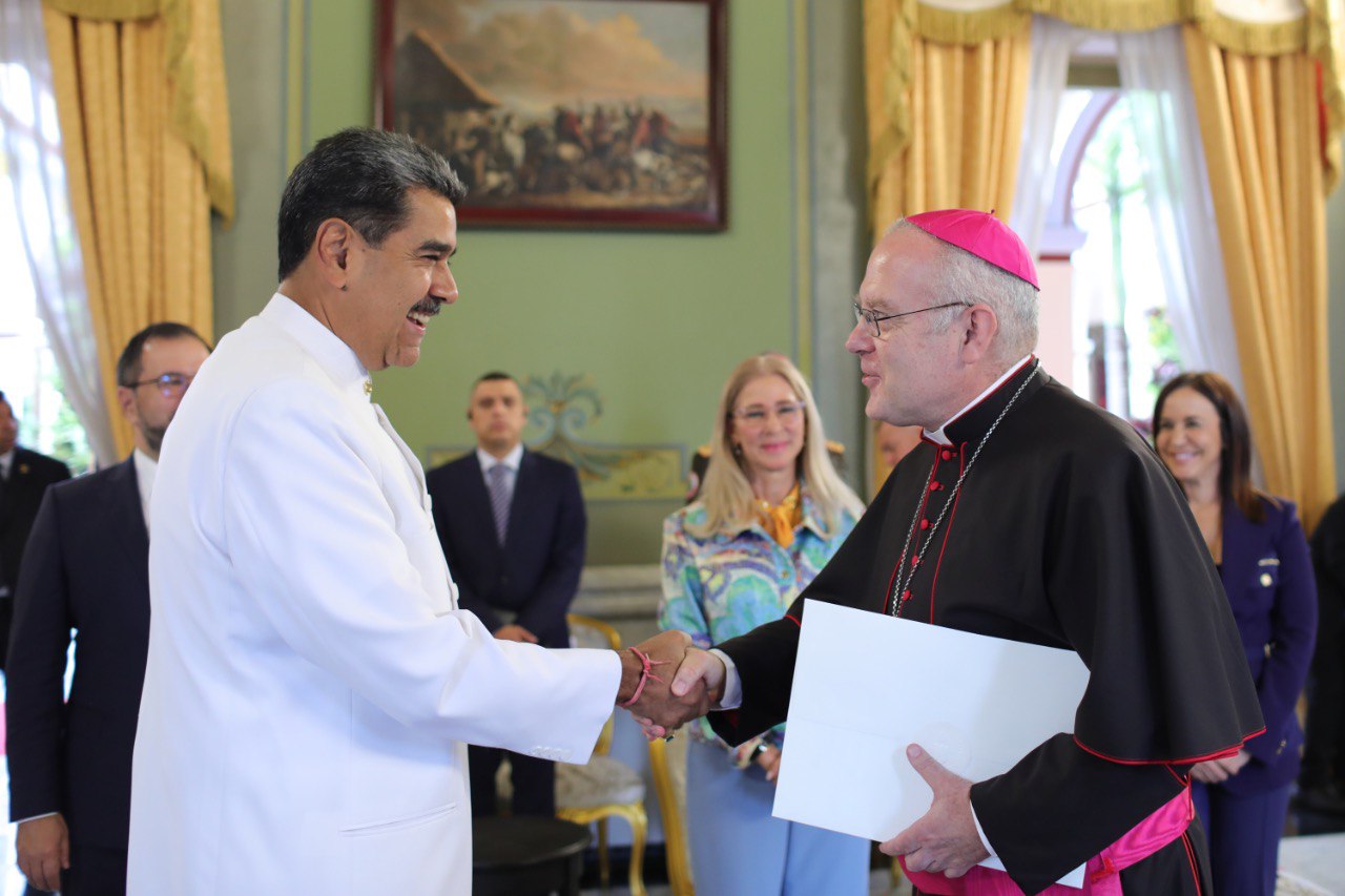 Maduro-y-nuncio-aposyolico.jpeg