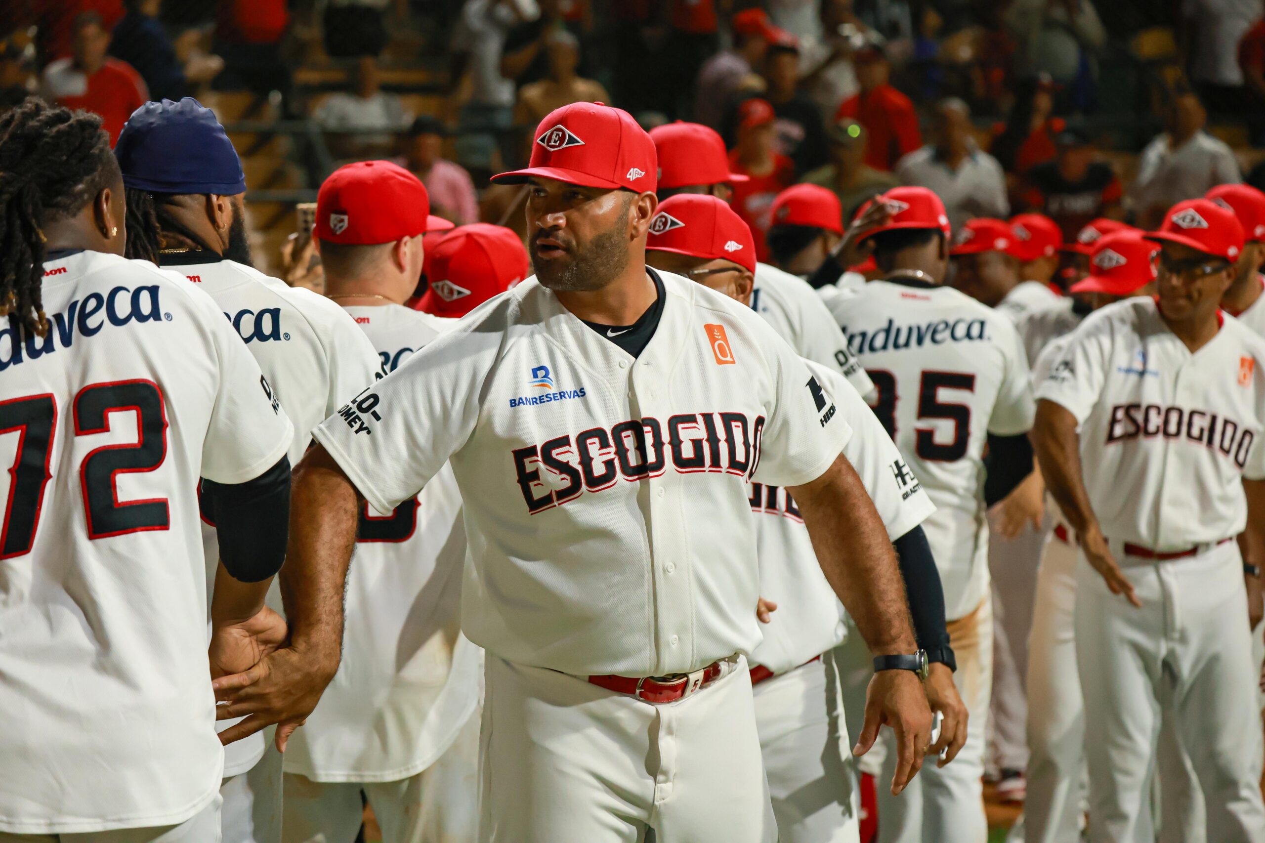 Albert-Pujols-felicita-a-sus-jugadores-del-Escogido-luego-de-la-victoria-del-equipo-frente-a-los ...