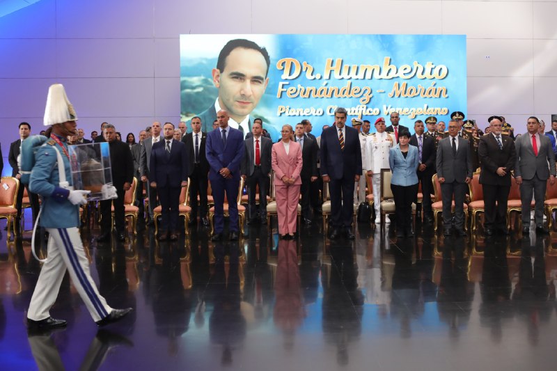 Llevaron restos del científico Fernández-Morán al Panteón Nacional