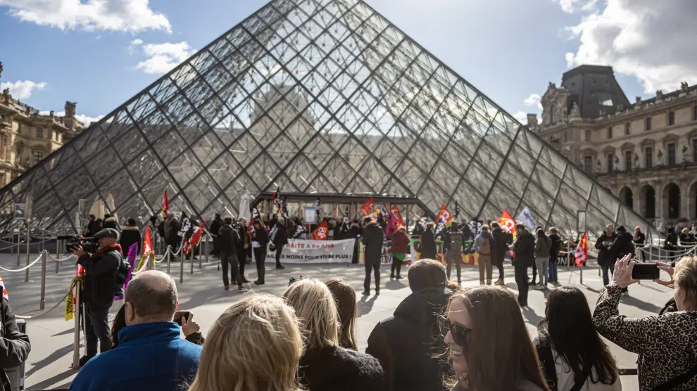 visitantes-esperan-fuera-del-museo-del-louvre-mientras-los-empleados ...